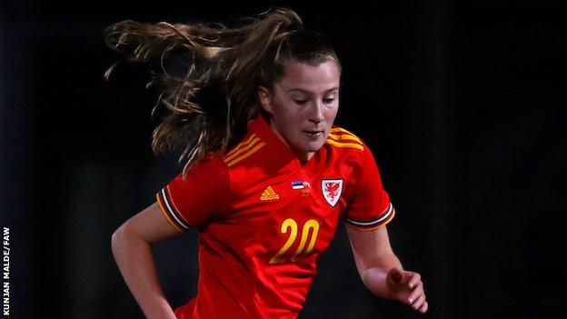 Carrie Jones: Wales midfielder signs prof Manchester United deal - BBC ...