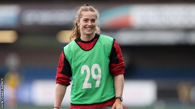 Lisa Neumann: Wales wing leaves Sale Sharks for Gloucester-Hartpury ...