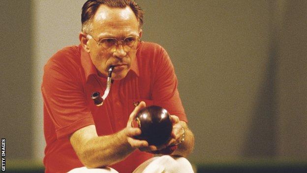 David Bryant: Winner of multiple world bowls titles dies aged 88 - BBC ...