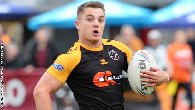 Harry Aaronson: Cornwall winger signs new deal for 2023 season - BBC Sport