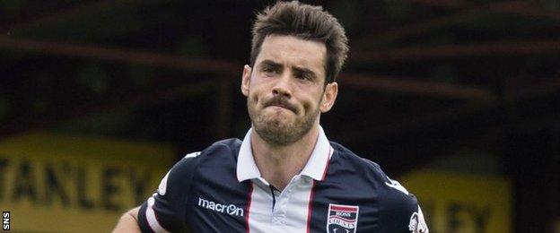 Brian Graham: Hibs sign striker after Ross County exit - BBC Sport