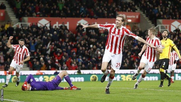 Peter Crouch: Stoke City striker signs new deal with Potters - BBC Sport