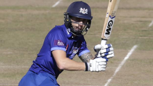 Chris Dent: Gloucestershire batsman signs new contract - BBC Sport