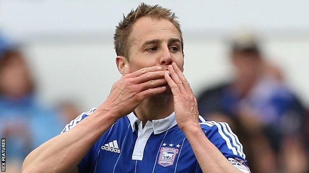 Luke Varney: Ipswich Town re-sign striker on short-term contract - BBC ...