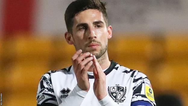 Tom Pett: Cheltenham Town sign free agent midfielder - BBC Sport