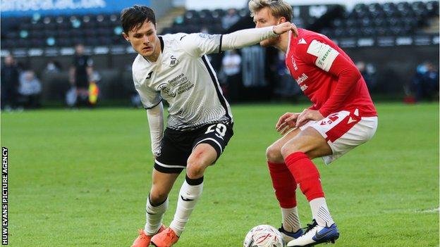 Liam Cullen: Injured Swansea City forward signs new contract - BBC Sport