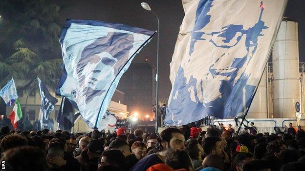 Napoli beat Juventus: Thousands of fans welcome team at Naples airport ...