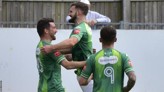 Guernsey FC held to 3-3 draw by struggling Binfield - BBC Sport