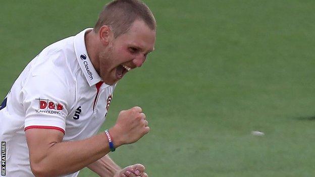 Sussex v Essex: Jamie Porter checks hosts' progress after Phil Salt ...