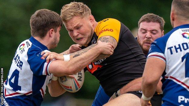 Brad Howe: Cornwall prop agrees new deal at League One side - BBC Sport