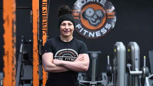 Amy Evans: Wales prop calls time on international career - BBC Sport