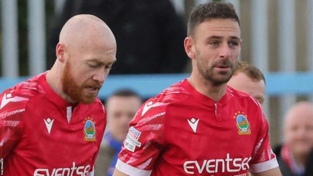 Irish Premiership: Linfield restore eight-point lead as 10-man ...