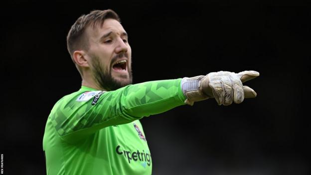 Gary Woods: Exeter City goalkeeper signs new contract - BBC Sport