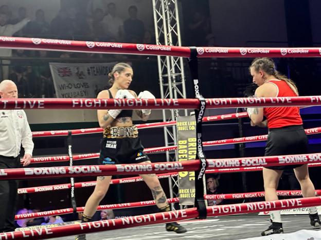 Thetford's Roni Dean to fight on Norwich card - BBC Sport