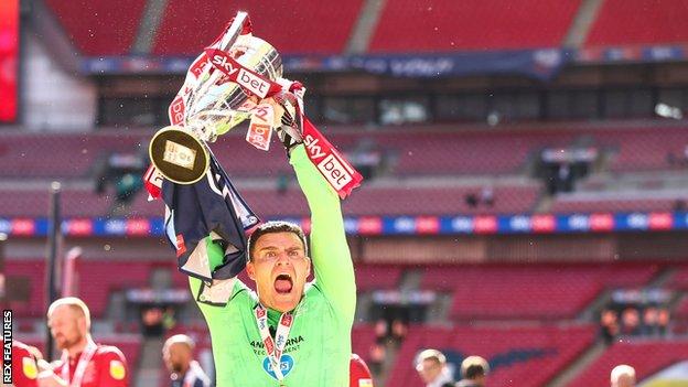 Kyle Letheren: Morecambe goalkeeper signs new one-year contract - BBC Sport