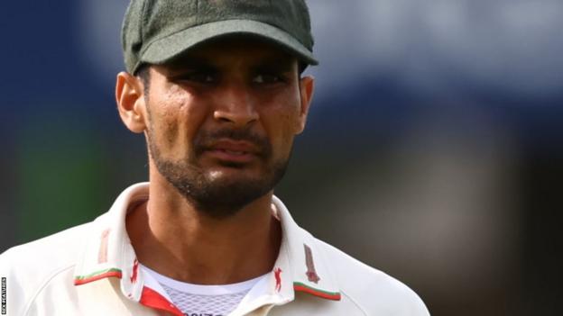 Hassan Azad: Northamptonshire sign former Leicestershire batter on ...