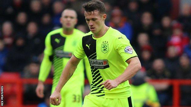 Jonathan Hogg: Huddersfield Town midfielder signs new contract - BBC Sport