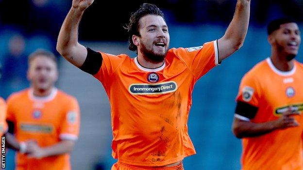 Michael Cheek: Dagenham & Redbridge sign Braintree Town striker - BBC Sport