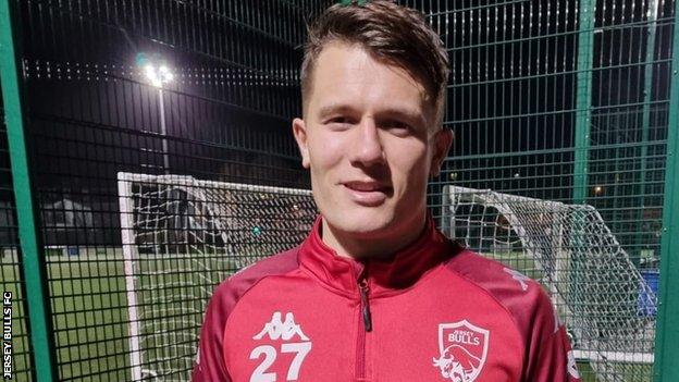 Jersey Bulls sign former Guernsey FC defender Frank Tobin - BBC Sport