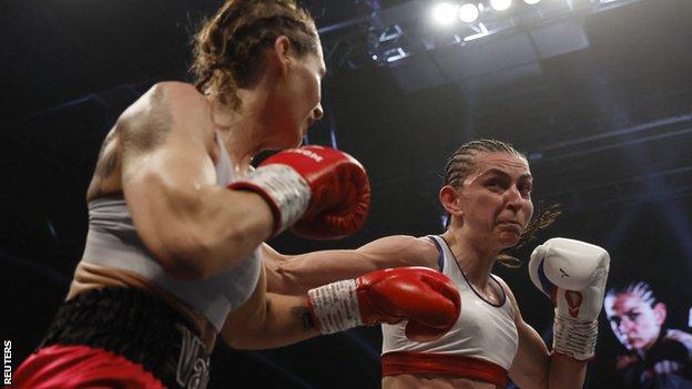 Karriss Artingstall beats Vaida Masiokaite in first pro fight - BBC Sport