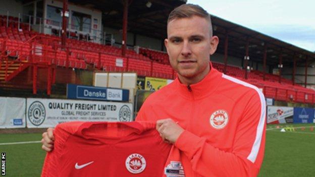 Andrew Mitchell: Larne sign midfielder from Linfield - BBC Sport