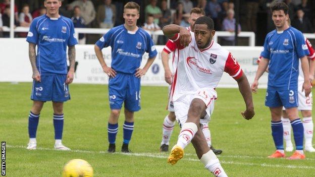 Jamie Reckord: Wrexham sign ex-Solihull defender - BBC Sport