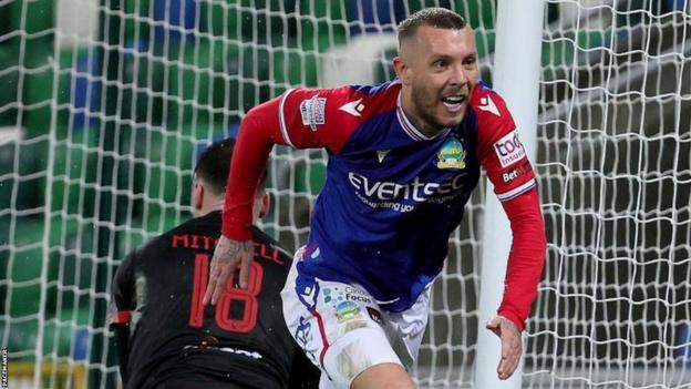 Irish Premiership: Linfield go top after 4-3 comeback win over 10-man ...