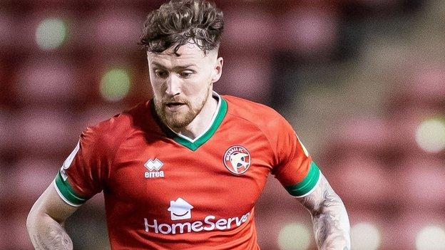 Dan Scarr: Plymouth Argyle sign Walsall defender - BBC Sport