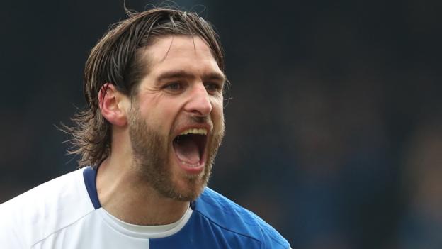 Danny Graham: Blackburn Rovers striker signs new one-year deal - BBC Sport
