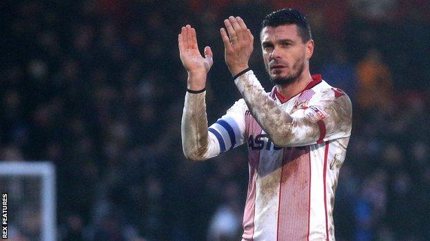 Ronnie Henry: Stevenage captain signs new one-year contract - BBC Sport