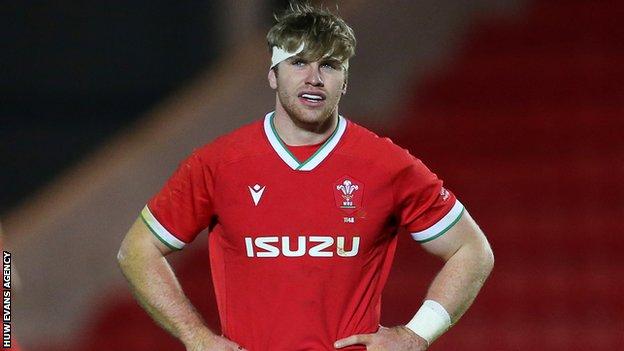 Aaron Wainwright: Wales back-rower commits future to Dragons - BBC Sport