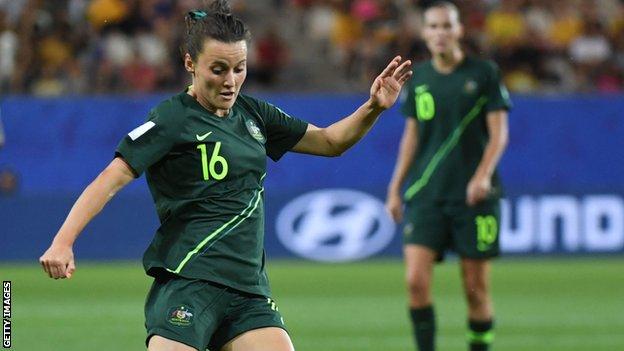 Hayley Raso: Everton forward signs new contract with Women's Super ...