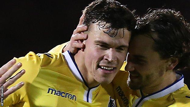 Tom Broadbent: Swindon Town sign Bristol Rovers defender - BBC Sport