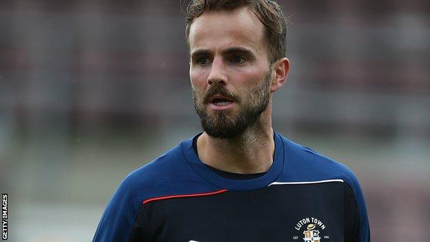 Andrew Shinnie & Paul Smyth: Charlton Athletic sign duo on loan - BBC Sport