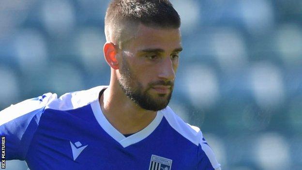 Max Ehmer: Bristol Rovers sign defender from Gillingham - BBC Sport