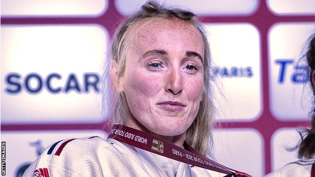 Lucy Renshall: British judoka wins gold at Baku Grand Slam - BBC Sport