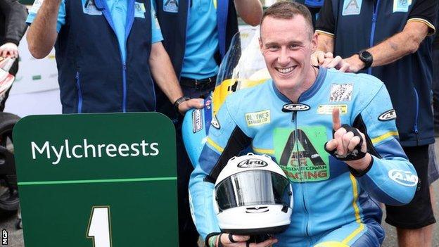Manx Grand Prix: Stephen Smith dominates to win Senior race - BBC Sport