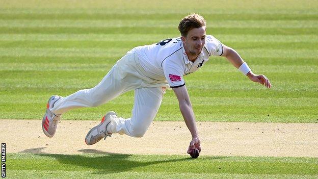 Craig Miles: Fast bowler extends Warwickshire contract until end of ...