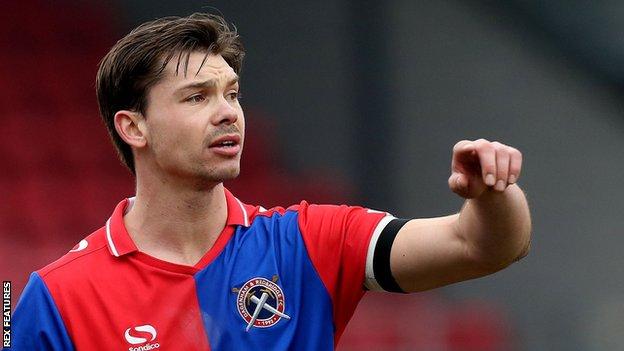 Craig Robson: Barnet sign Dagenham & Redbridge captain - BBC Sport