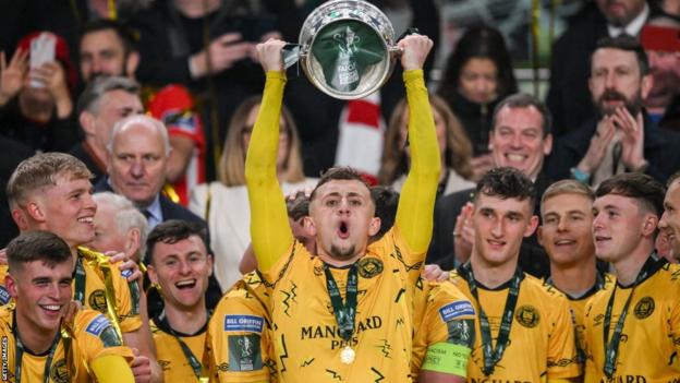 Sheffield United sign St Patrick's Athletic defender Sam Curtis - BBC Sport