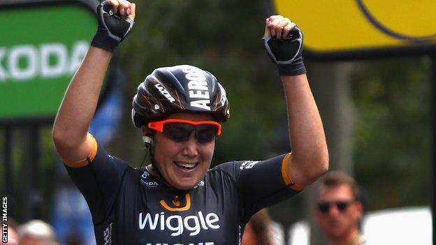 Women's Tour: Alice Barnes edged out by Chloe Hosking in stage three ...