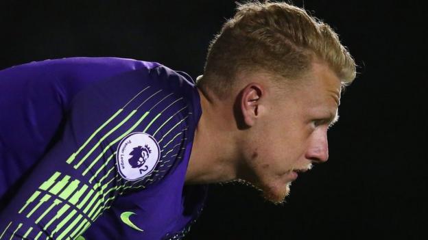 Tom Glover: Hibernian take Tottenham goalkeeper on camp - BBC Sport