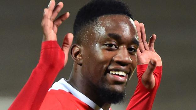 Isaac Mbenza: Huddersfield sign winger on transfer deadline day - BBC Sport