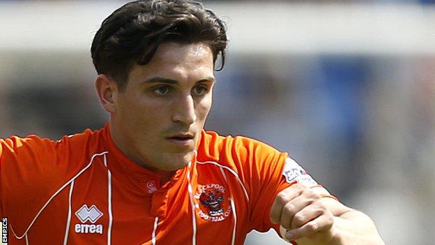 Rochdale: Jack Redshaw returns on loan, Joe Bunney signs new deal - BBC ...