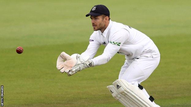 Lewis McManus: Hampshire wicketkeeper agrees contract extension - BBC Sport