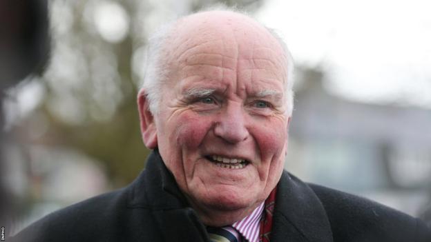 Dr Mick Loftus: All-Ireland winner and former GAA president dies - BBC Sport