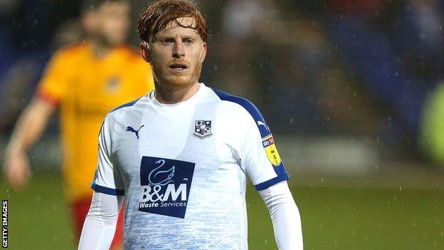 Ben Pringle: Gillingham sign midfielder until end of the season - BBC Sport