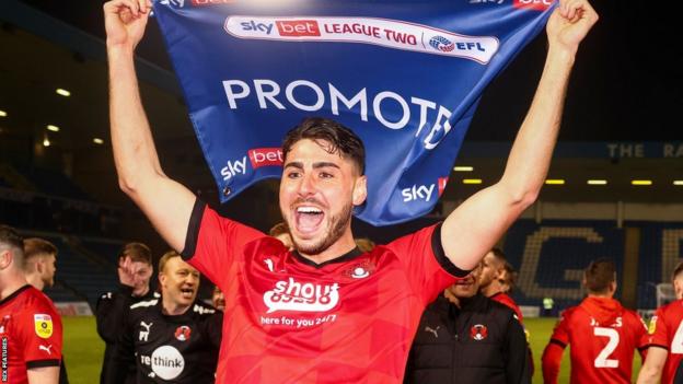 Dan Happe: Leyton Orient defender signs new contract - BBC Sport
