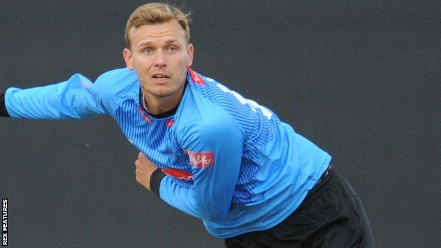 Danny Briggs: Sussex left-arm spinner extends contract - BBC Sport