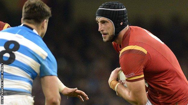 Luke Charteris: Lock happy to play in every autumn Wales Test - BBC Sport